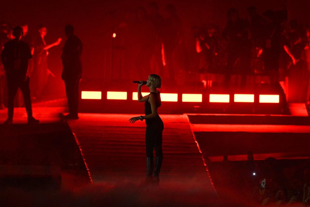 « La musique est prête » : Angèle, Phoenix et Kavinsky annoncent la ...